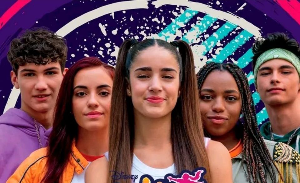 Disney+ estrena su nueva comedia musical Ayla y Los Mirror, el 27 de ...